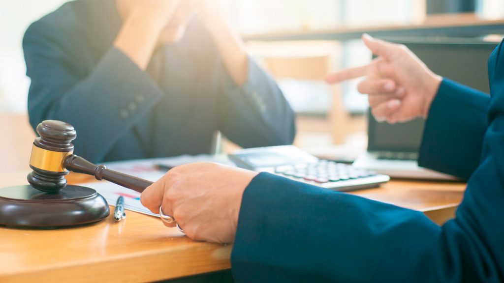 El acusado debe sentarse con su propio abogado para construir su ...