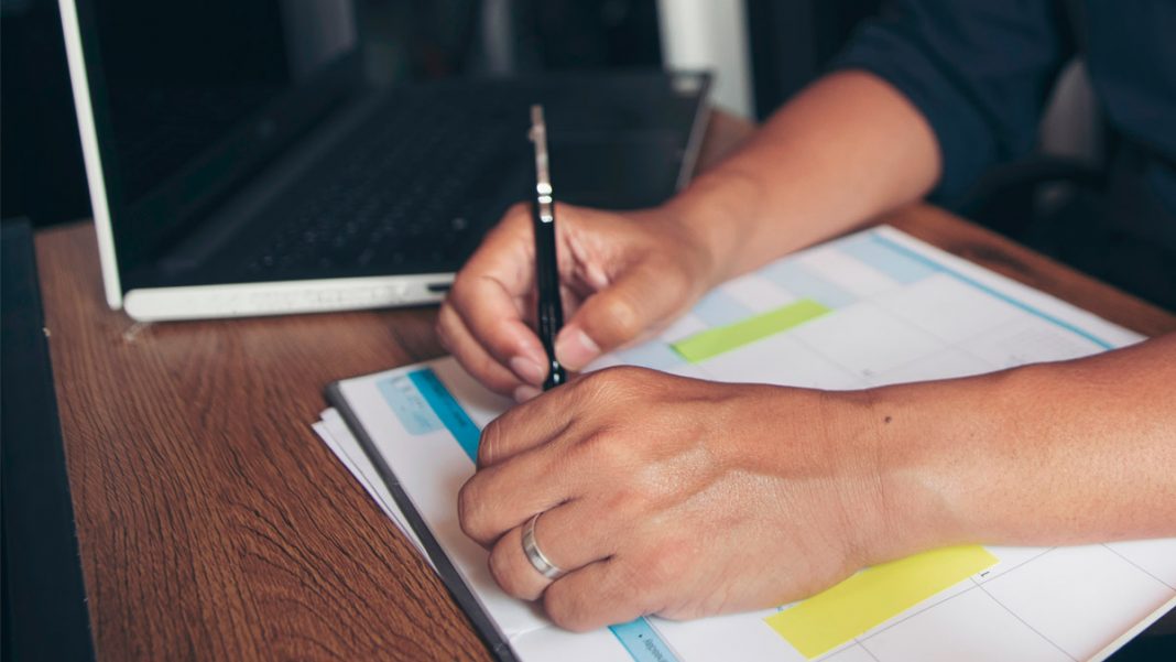 Fichar firmando en un papel no es válido como registro de la jornada ...